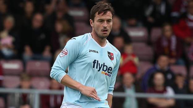 Matt Oakley: Exeter City midfielder signs new contract - BBC Sport