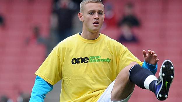 Louis Laing: Nottingham Forest sign Sunderland defender - BBC Sport