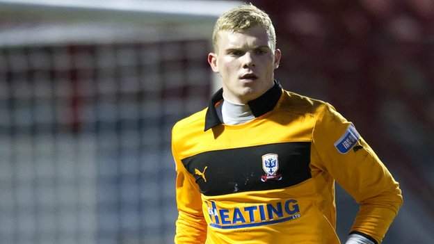 Cowdenbeath: Goalkeeper Robbie Thomson wins contract - BBC Sport