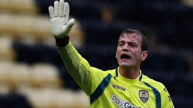 Roy Carroll: Ex-Man Utd keeper joins Notts County - BBC Sport