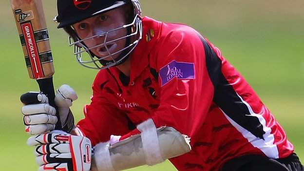 Angus Robson: Leicestershire opener signs new contract - BBC Sport