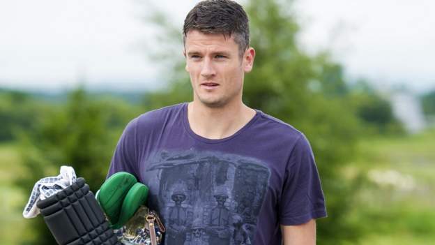 Falkirk snap up former Hibernian midfielder Owain Tudur Jones - BBC Sport