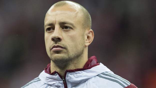 Alan Hutton: Scotland injury concern for double-header - BBC Sport