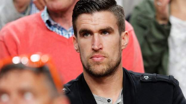 Kevin Strootman: Roma midfielder set for injury return - BBC Sport