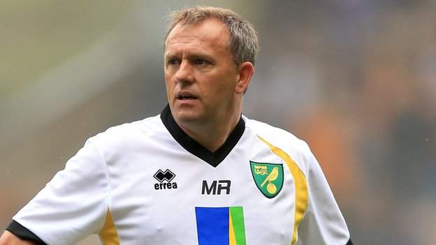 Norwich City sack first-team coach Mark Robson - BBC Sport