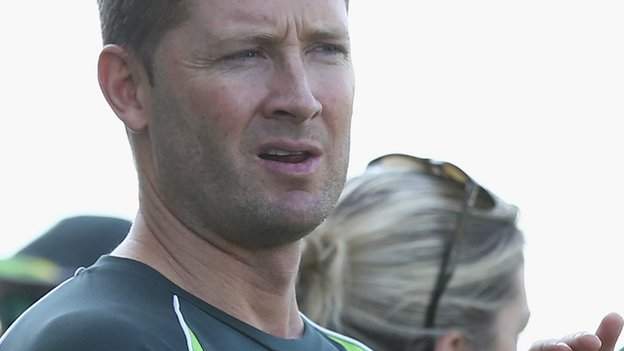 Australia captain Michael Clarke sidelined for SA series - BBC Sport