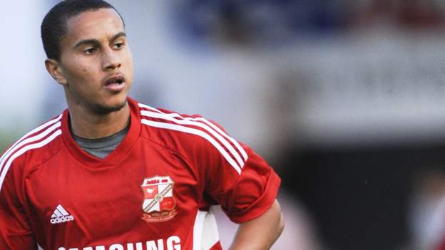 Alex Smith: Yeovil Town snap up Ex-Fulham and Swindon player - BBC Sport