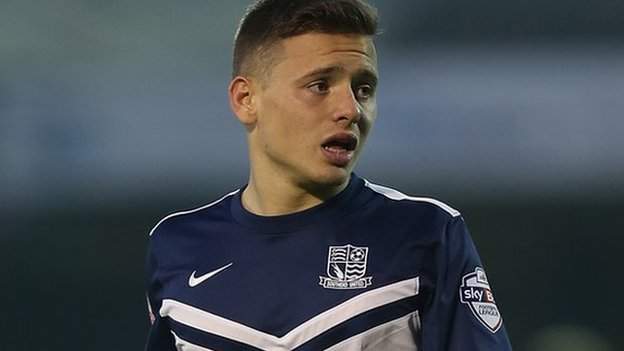 Southend United: Jack Payne & Jakub Sokolik deals extended - BBC Sport