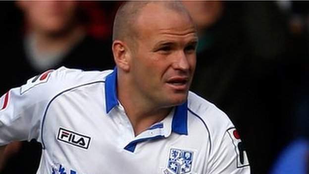 Andy Robinson: Shrewsbury Town midfielder announces retirement - BBC Sport