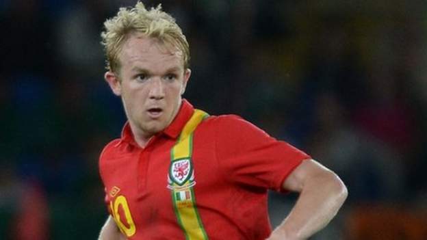 Jonny Williams boosts Wales with return to Palace training - BBC Sport