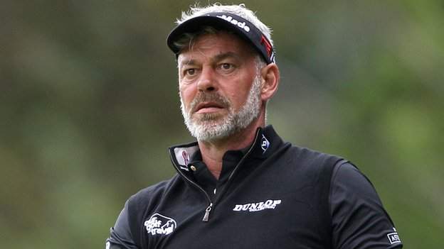 Darren Clarke 14 behind in South African event after 76 - BBC Sport