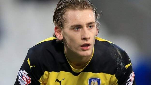 Elliott Hewitt remains at Colchester United on loan - BBC Sport