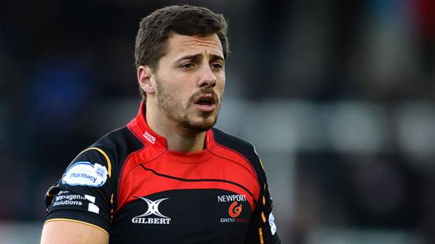 Newport Gwent Dragons: Fly-half Dorian Jones signs new contract - BBC Sport