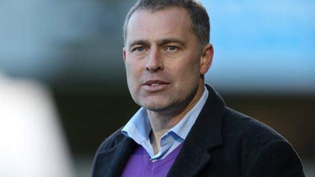 Wayne Burnett: Dagenham & Redbridge boss signs new deal - BBC Sport