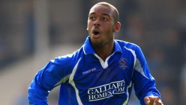 Kieron St Aimie: Welling forward signs new contract - BBC Sport