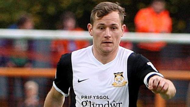 Joe Clarke: Midfielder leaves Conference club Wrexham - BBC Sport