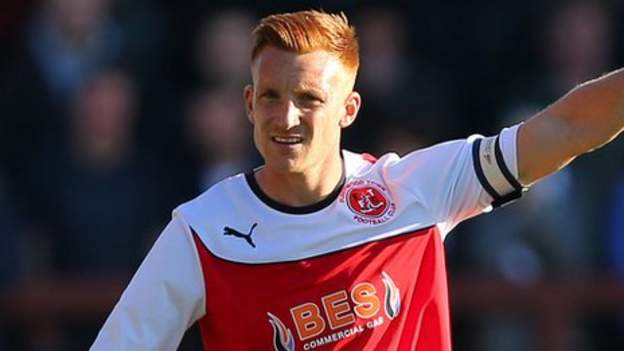 Mark Roberts: Cambridge United sign veteran Fleetwood defender - BBC Sport