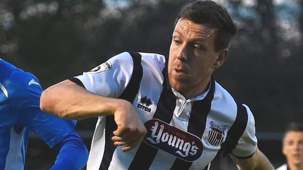 Carl Magnay: Hartlepool United sign Grimsby Town defender - BBC Sport