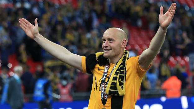 Adam Barrett: Southend United defender signs one-year deal - BBC Sport