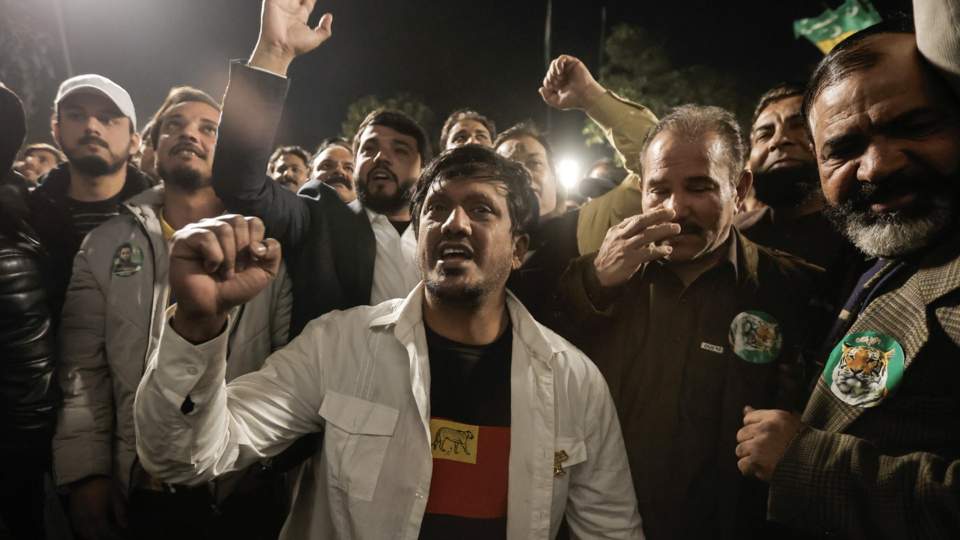 Pakistan election: Rival parties each claim advantage as count ...