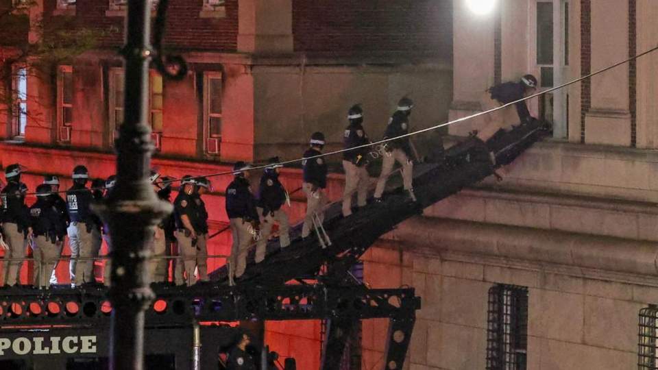 Police move in on University of Texas at Dallas protesters - BBC News