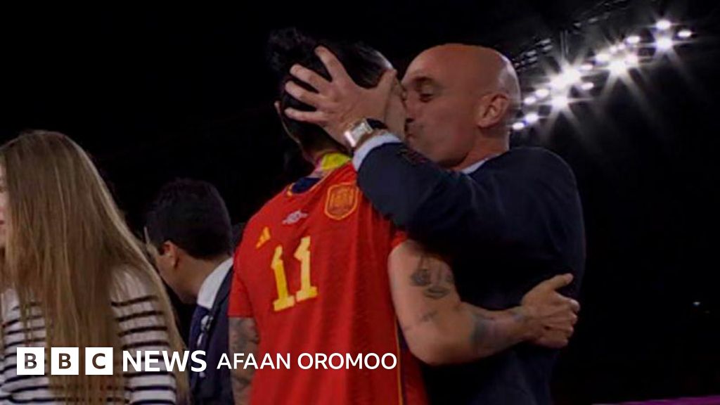 Aanga'aan Ispeen taphattuu kubbaa miilaa hidhiirra dhungate aangoo ...