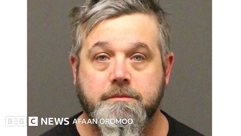 Nami mana isaa keessatti sanduuqa cabbeessu keessa adurree, sareefi ...