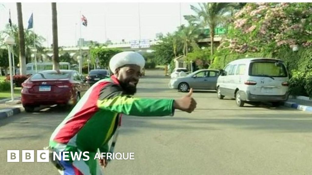 Un fan sud-africain rejoint la CAN en auto-stop - BBC News Afrique