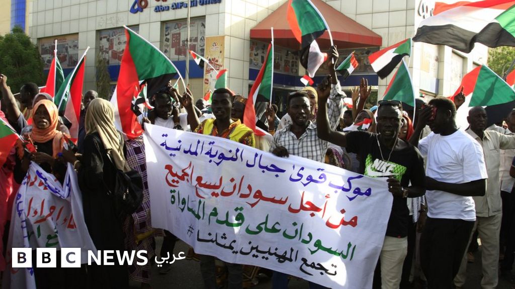 مظاهرات السودان الآلاف ينضمون إلى مليونية الحرية والتغيير أمام قيادة