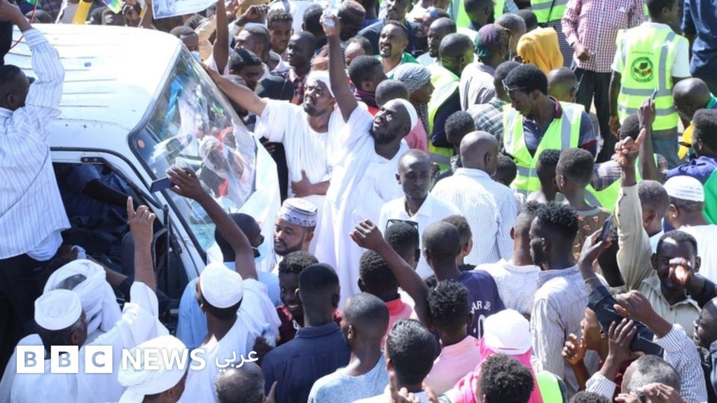 مظاهرات السودان الشرطة تفرق محتجين من أمام مكتب رئيس الوزراء عبد الله