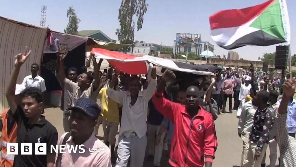 استمرار المظاهرات في السودان بعد مقتل متظاهرين في ساحة الاعتصام Bbc