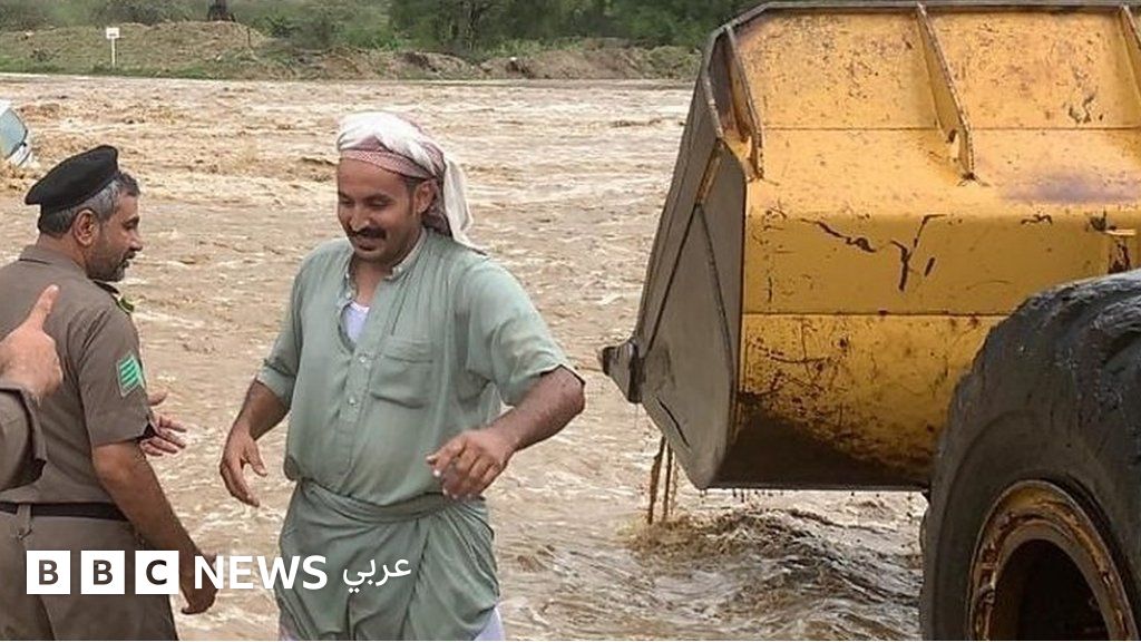 شجاعة سائق جرافة سعودي تنقذ ثلاثة مواطنين من الغرق Bbc News عربي
