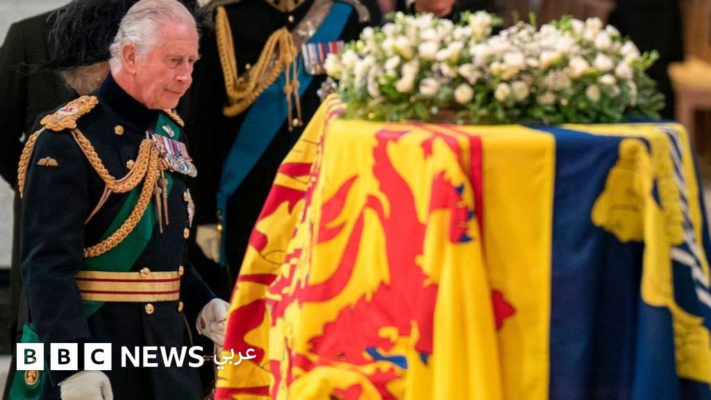 Queen Elizabeth II: Crowds of citizens prepare to receive the Queen's ...