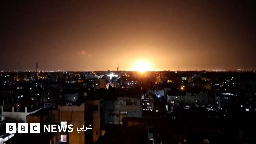 إسرائيل تشن غارات على غزة ردا على إطلاق بالونات حارقة Bbc News عربي