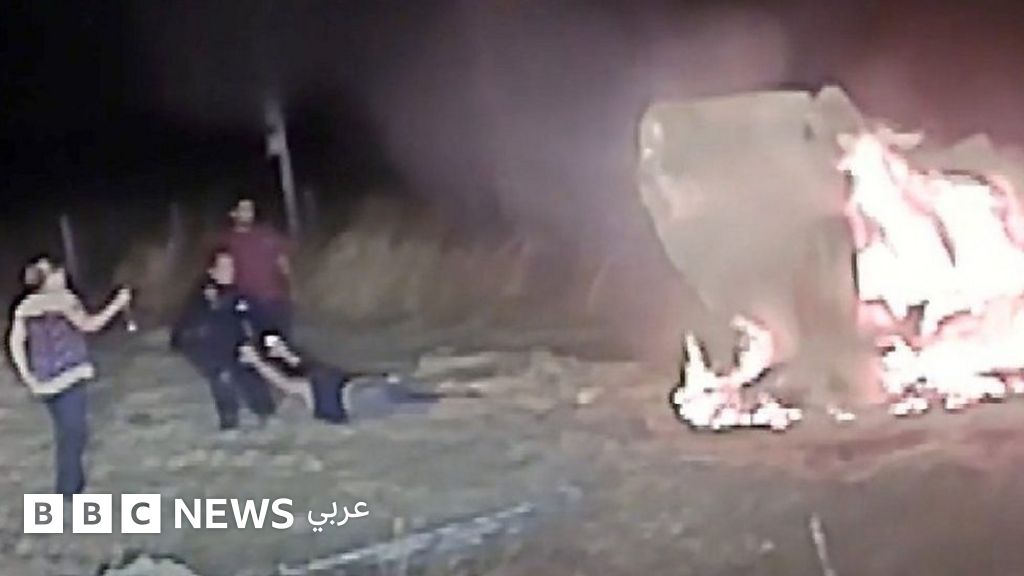 لحظة إنقاذ شرطي لامرأة من سيارة مشتعلة Bbc News عربي