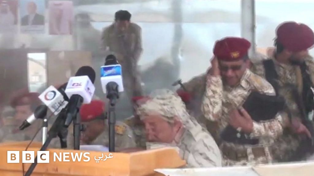 لحظة استهداف الحوثيين الاستعراض العسكري في قاعدة العند اليمنية بطائرة