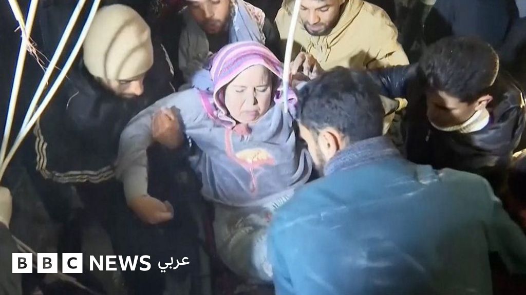 حرب غزة إنقاذ ناجين من مبنى في رفح بعد غارة جوية إسرائيلية Bbc News عربي