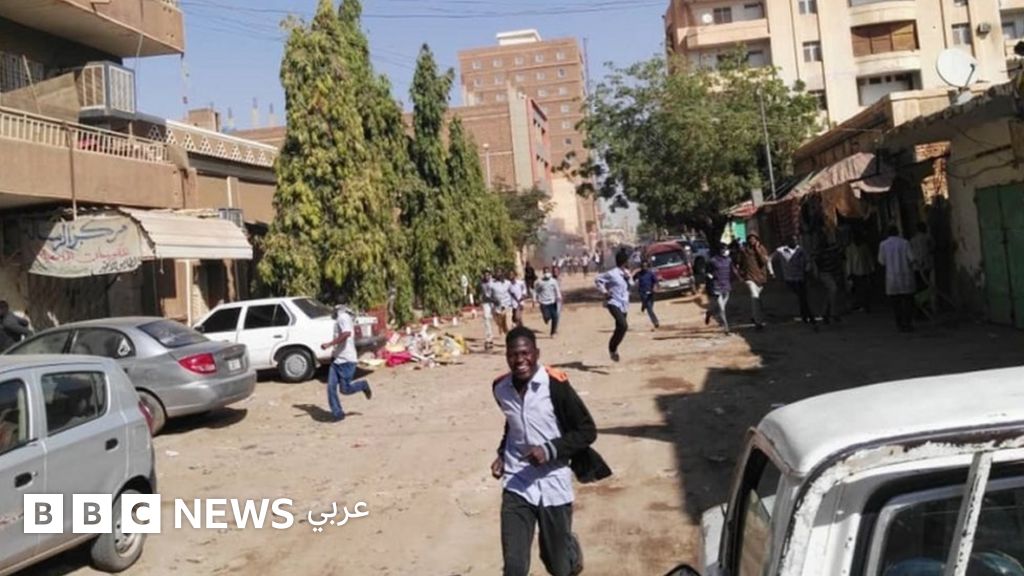 المظاهرات في السودان الشرطة تطلق الغاز المسيل للدموع على محتجين في