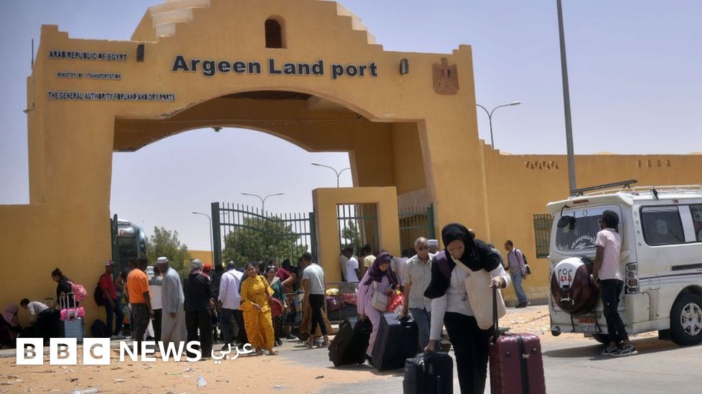 اشتباكات السودان مأساة النازحين على المعابر الحدودية مع مصر تجسيد