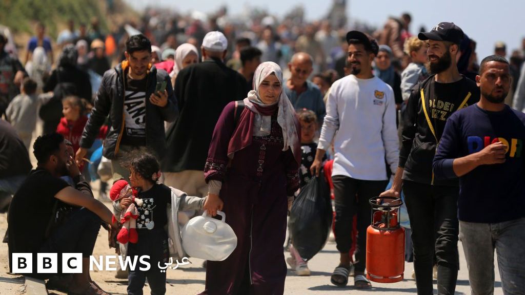 حرب غزة بي بي سي ترصد محاولات آلاف النازحين العودة إلى منازلهم شمالي