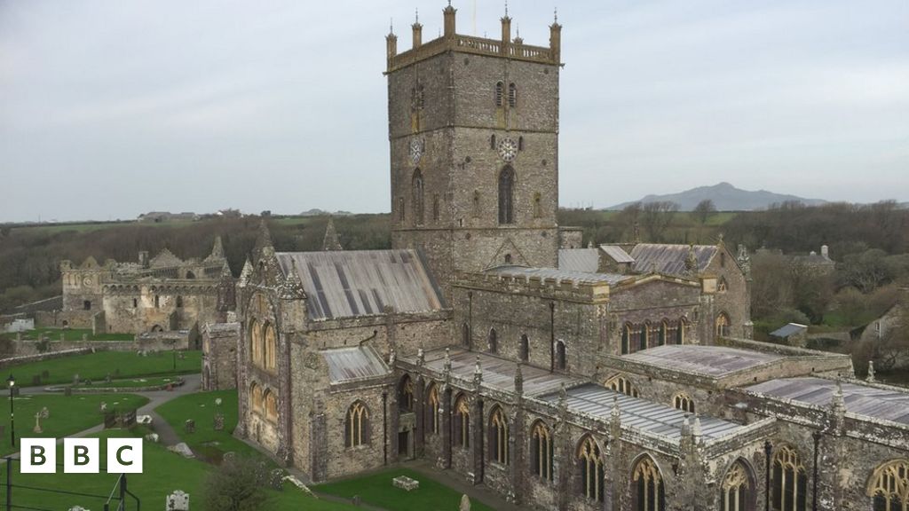 Tyddewi i wneud cais i fod yn Ddinas Diwylliant 2021 - BBC Cymru Fyw