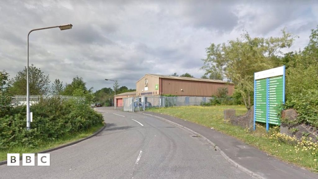 Corff wedi'i ddarganfod yn Sgiwen ger Castell-nedd - BBC Cymru Fyw