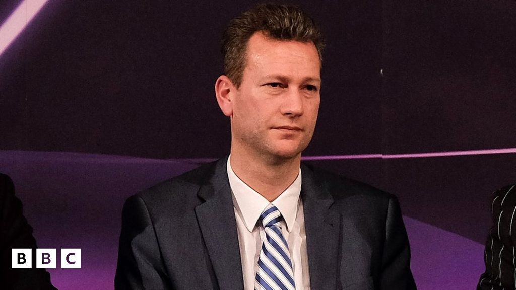 Nathan Gill heb gamddefnyddio arian Ewrop, medd ymchwiliad - BBC Cymru Fyw