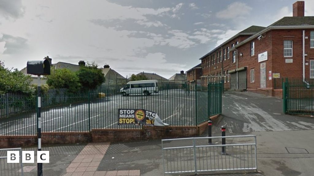 Dim ffioedd parcio gorfodol i athrawon yn Abertawe - BBC Cymru Fyw