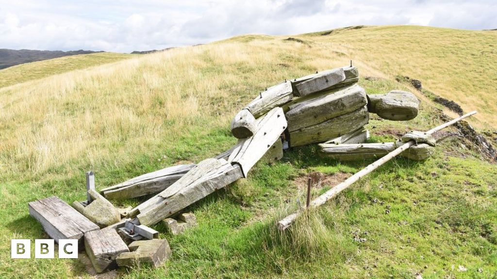 Ystrad Fflur: Codi cerflun Y Pererin ar ei newydd wedd - BBC Cymru Fyw