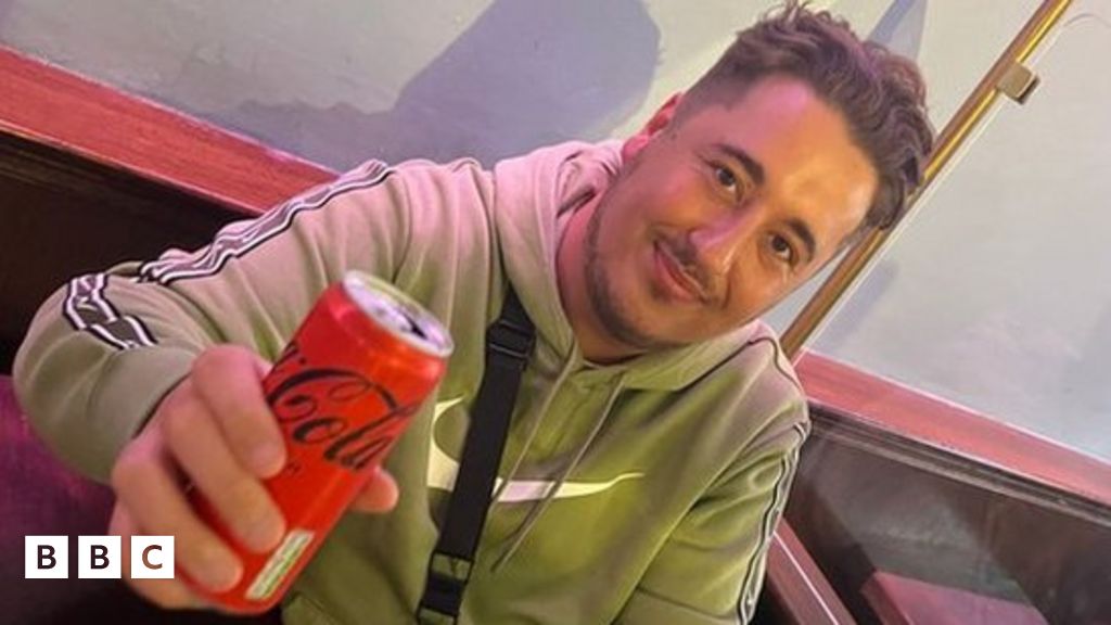 Y gŵr o'r Barri sydd y tu ôl i gyfrif TikTok Cory's World - BBC Cymru Fyw