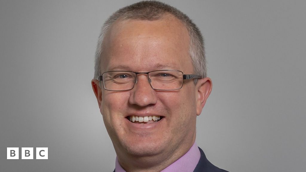 Prifysgol Aberystwyth: Yr Athro Jon Timmis yn Is-ganghellor - BBC Cymru Fyw