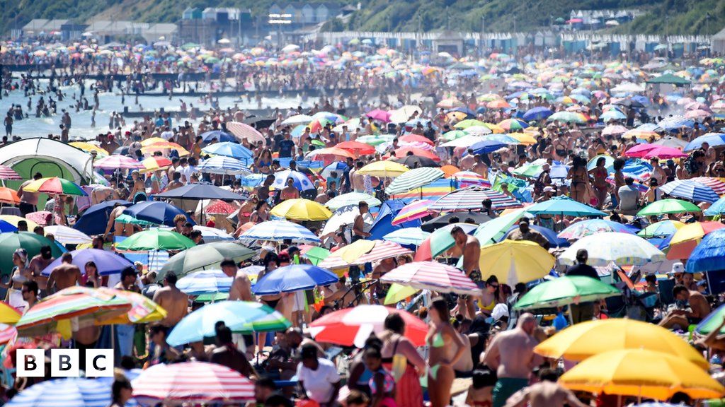 Bournemouth beach: Major incident declared after thousands head to ...