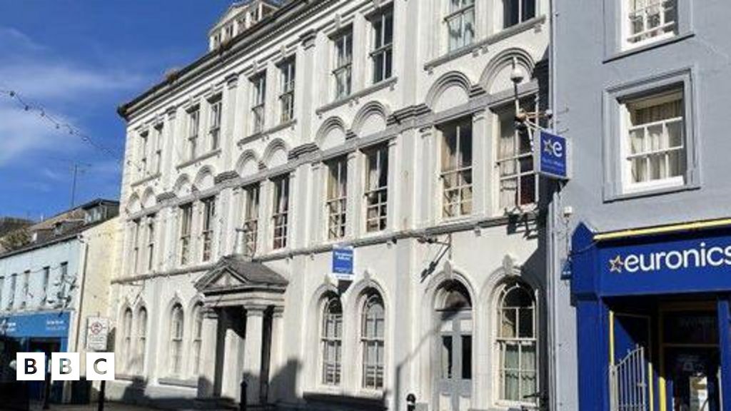 Menter y Tŵr yn codi £400,000 i brynu gwesty ym Mhwllheli - BBC Cymru Fyw