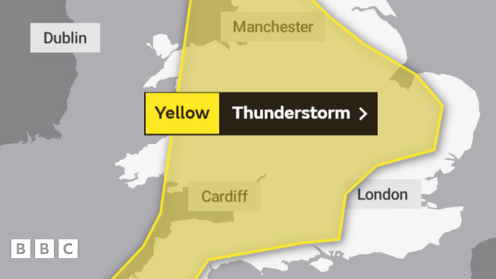 Llifogydd yn y Rhondda wedi rhybuddio am ddifrod stormydd - BBC Cymru Fyw